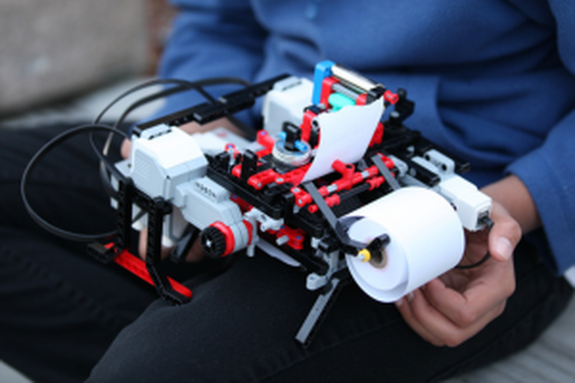 Niño de 12 años construye impresora de Braille con Legos