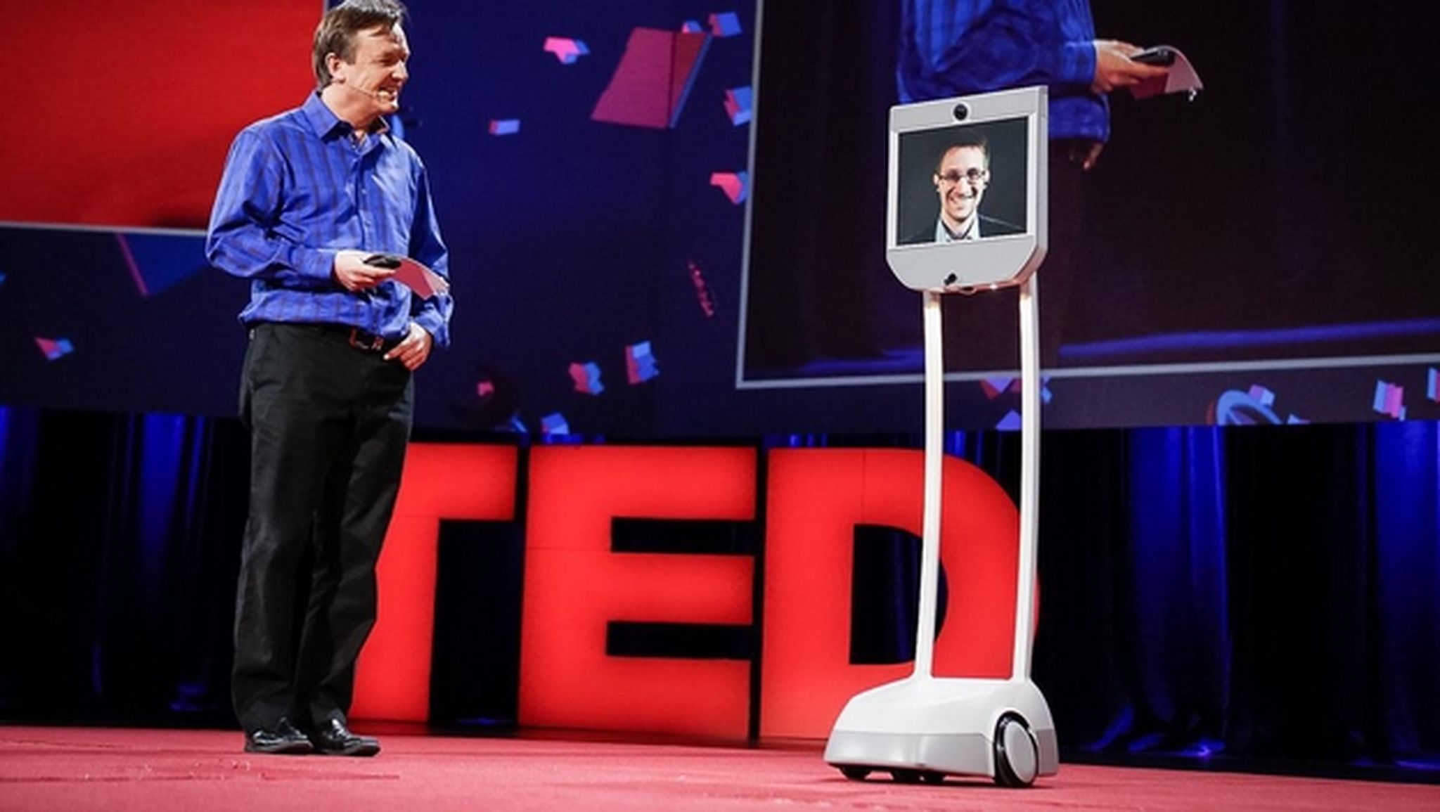 Edward Snowden se pasea por América... como un robot...