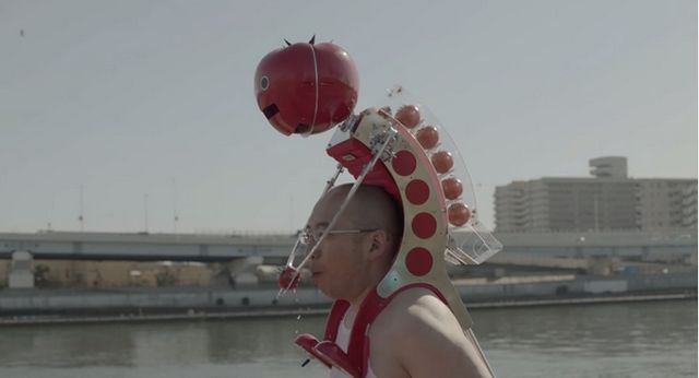 Tomatan, el robot que te alimenta con tomates cuando corres