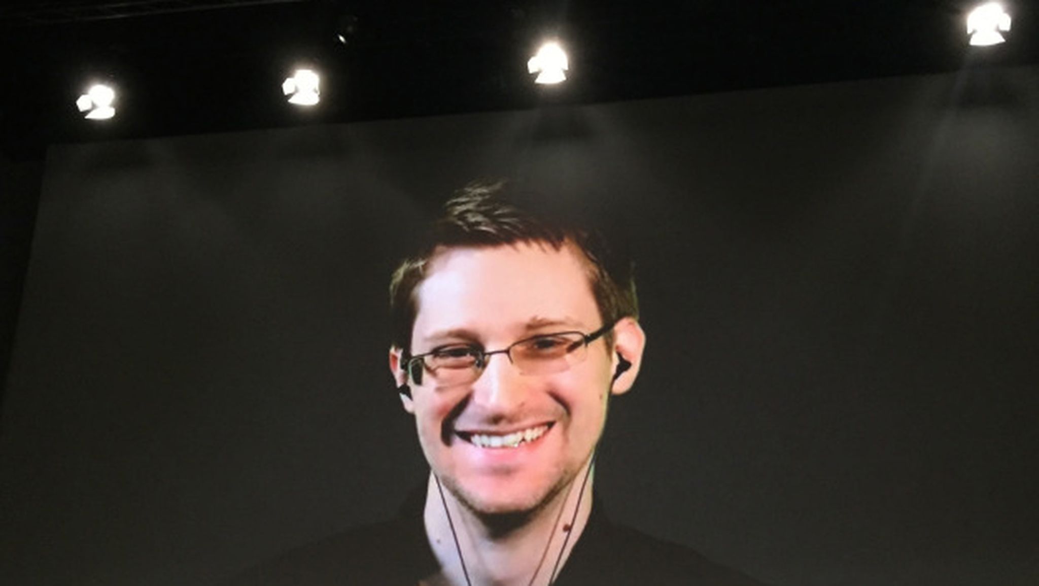 Edward Snowden a favor de la defensa de la privacidad de Apple