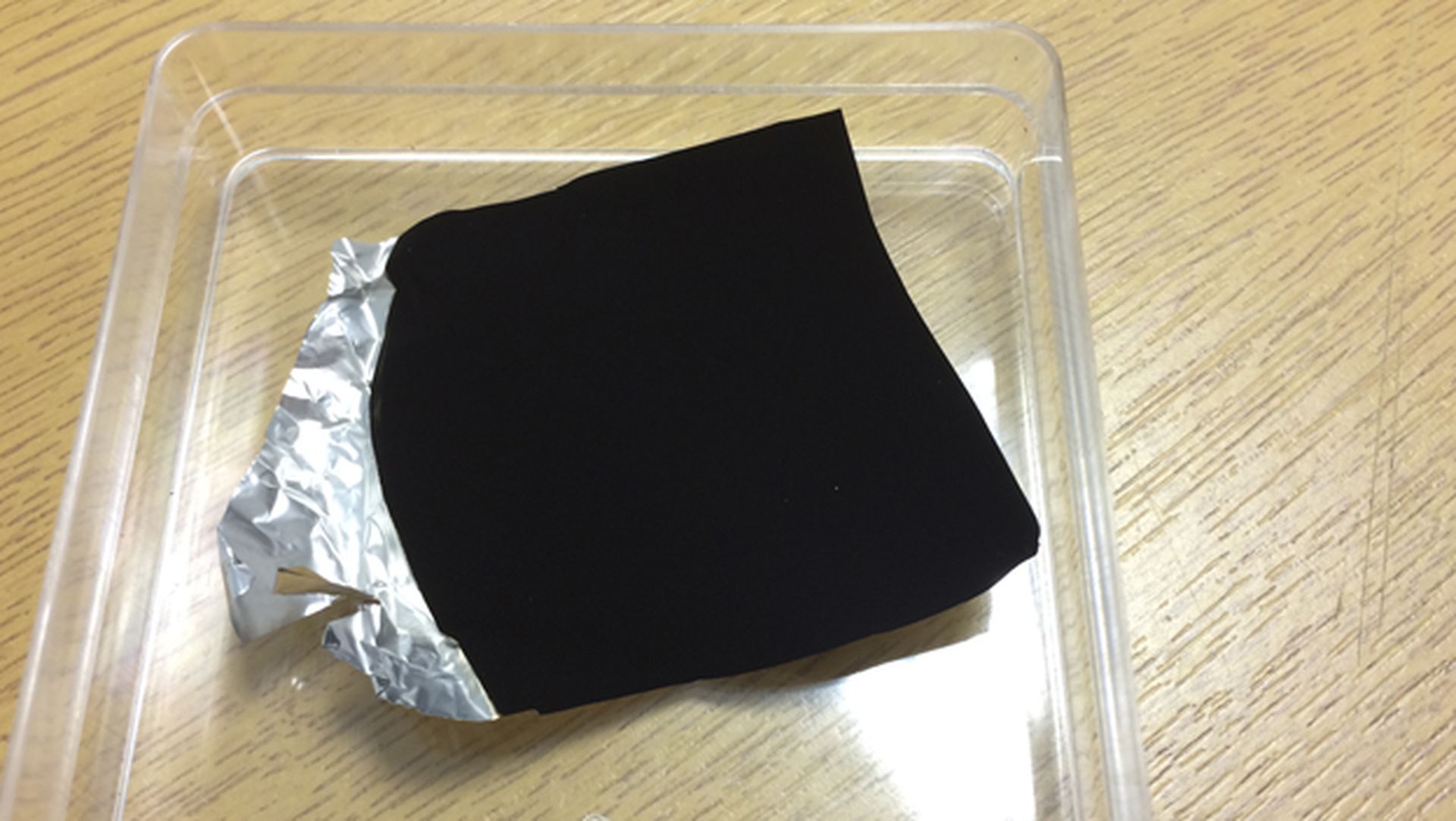 Vantablack, el material más oscuro del mundo, aún más oscuro