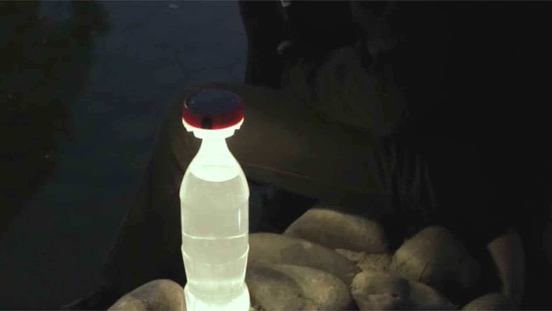 Suli, un dispositivo que convierte una botella en una lámpara solar