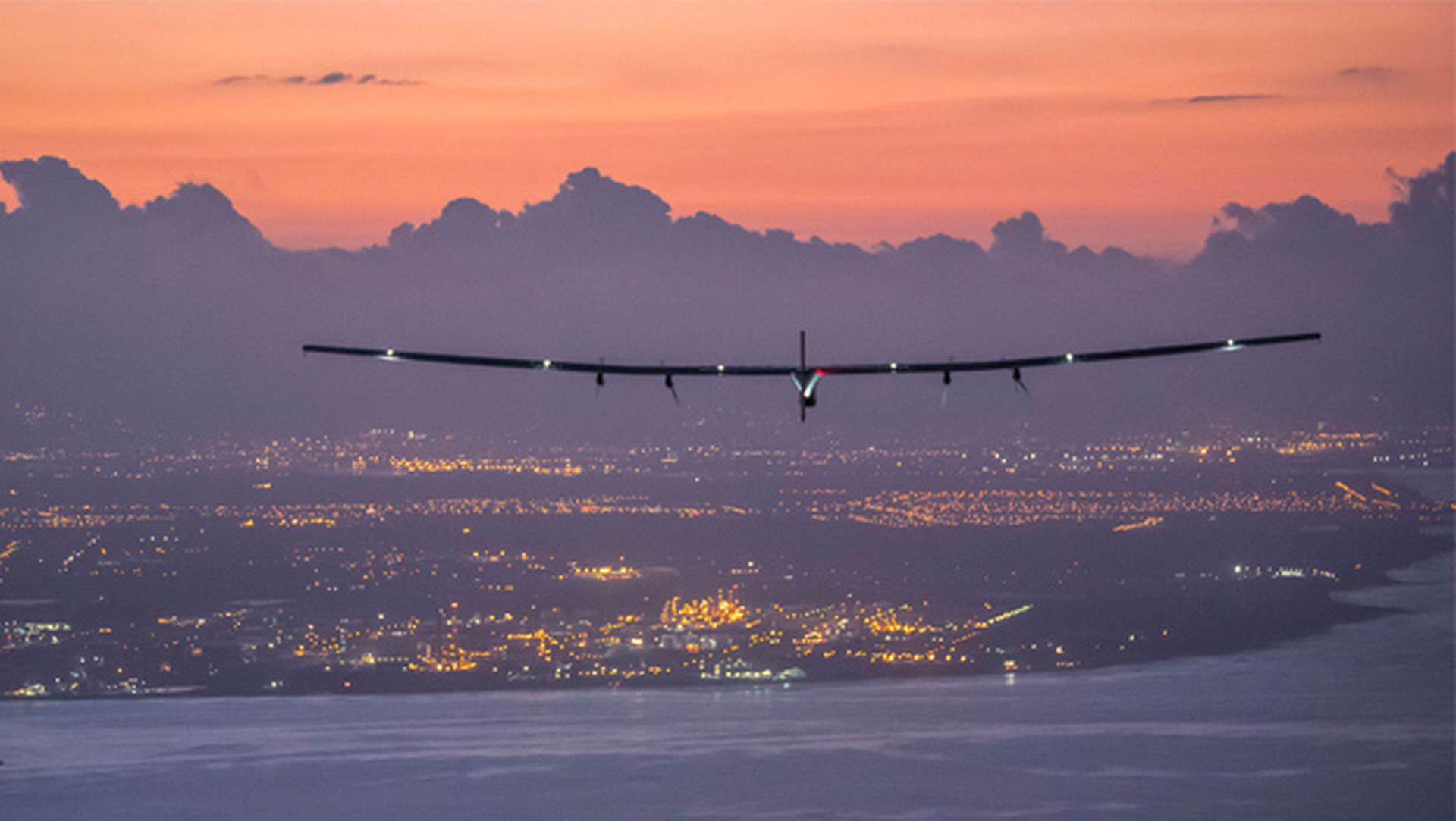 El avión Solar Impulse 2 completa su vuelta al mundo
