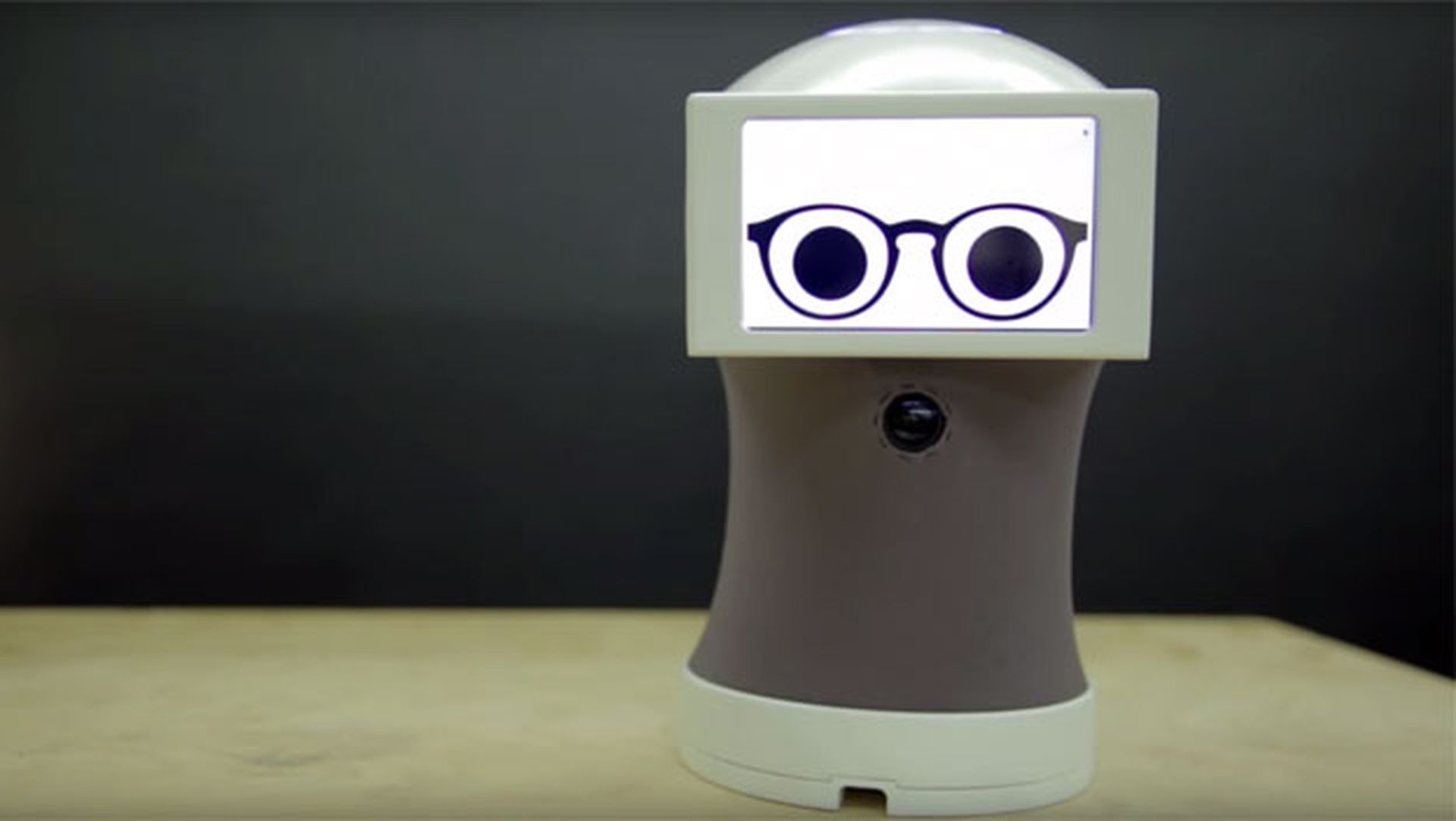Peeqo, el robot que solo se comunica mediante GIFs