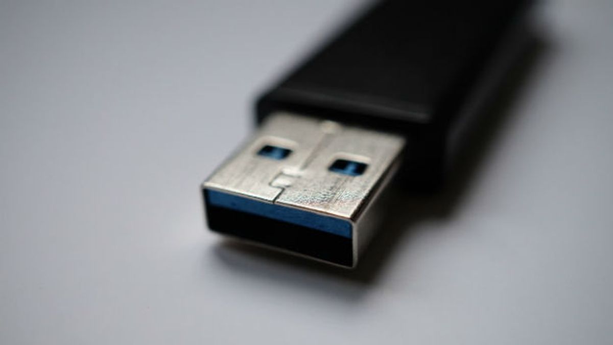 ¿Por qué el USB solo encaja por una parte? Su creador lo explica