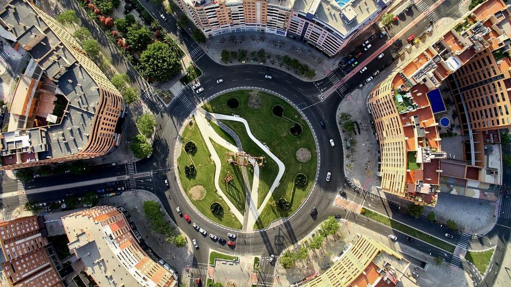 Esta es la forma correcta de entrar en una rotonda