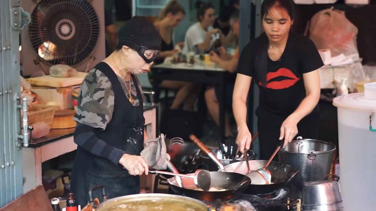 Jay Fai, la cocinera de comida callejera de 70 años con una estrella ...