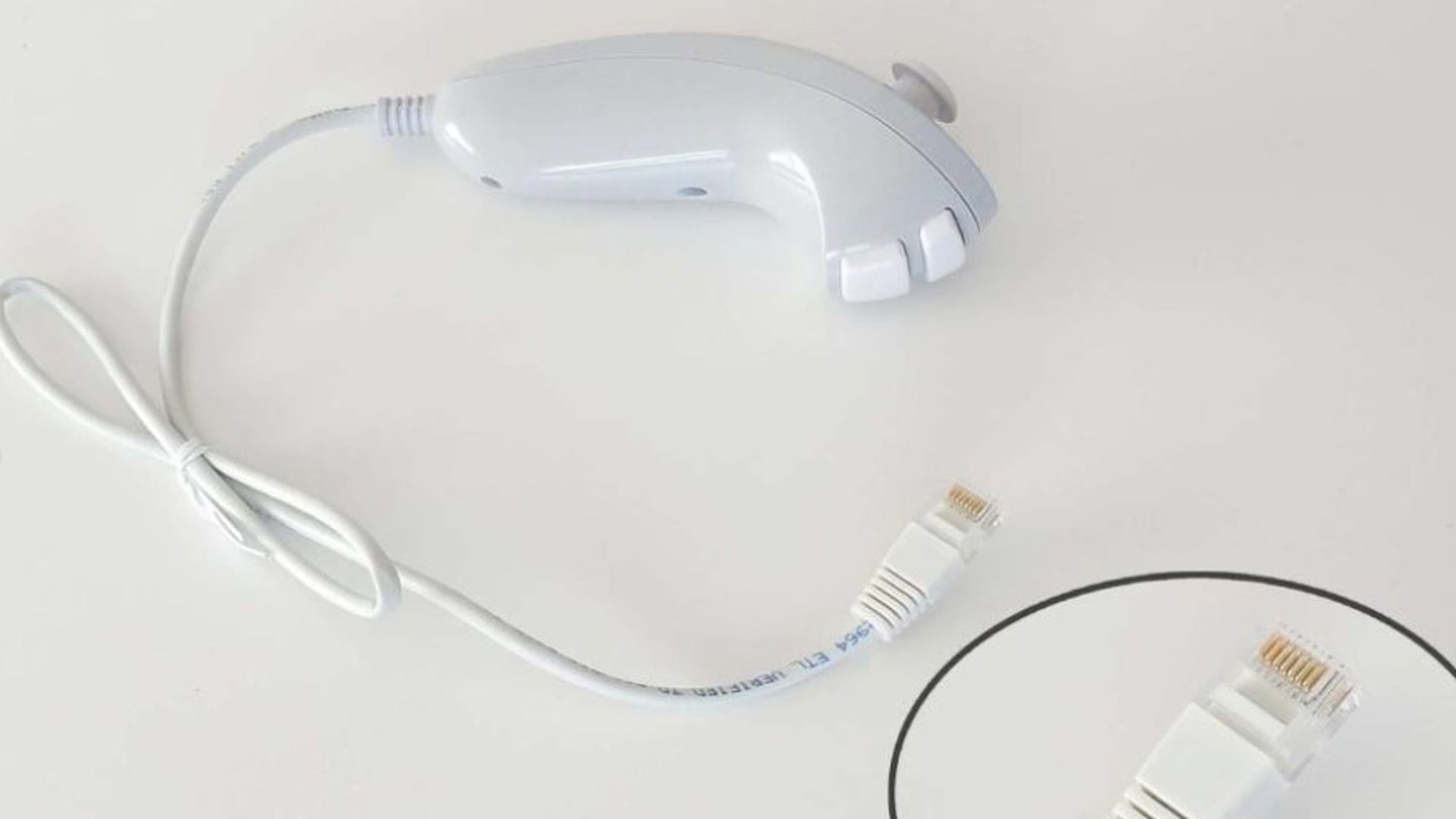 Aparece la primera versión del Wiimote, para Gamecube