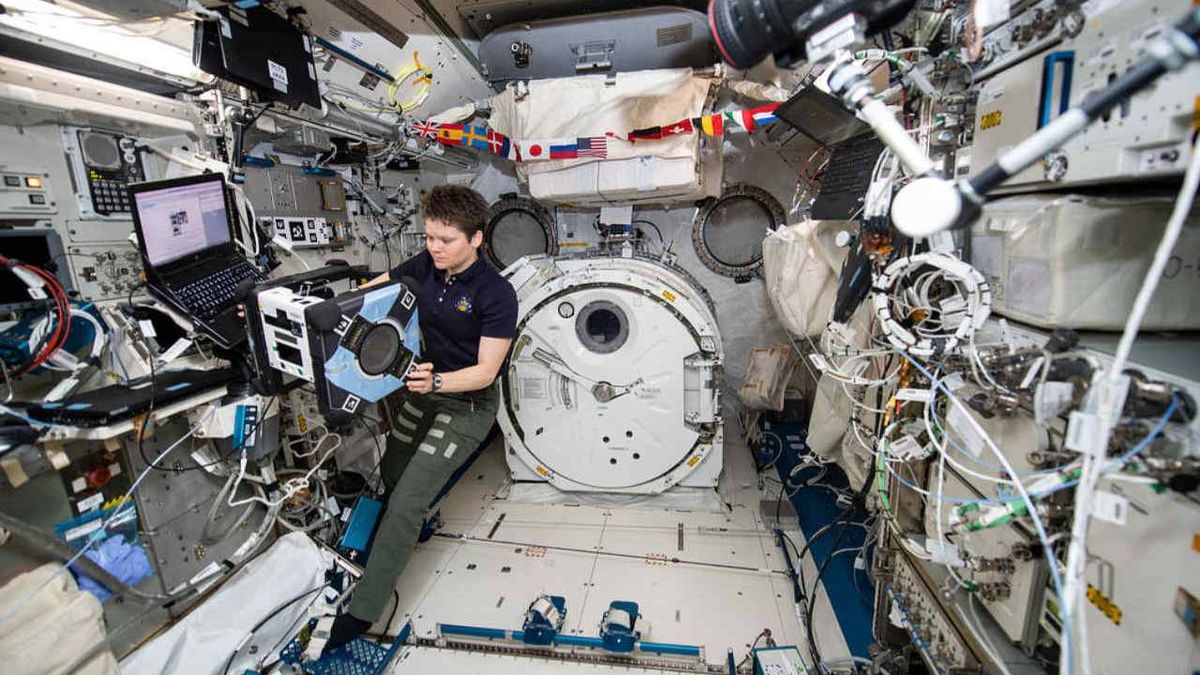 NASA muestra la primera imagen del robot asistente de la Estación ...