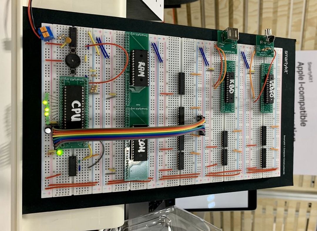 Construye tu propia réplica del mítico ordenador Apple I con este kit