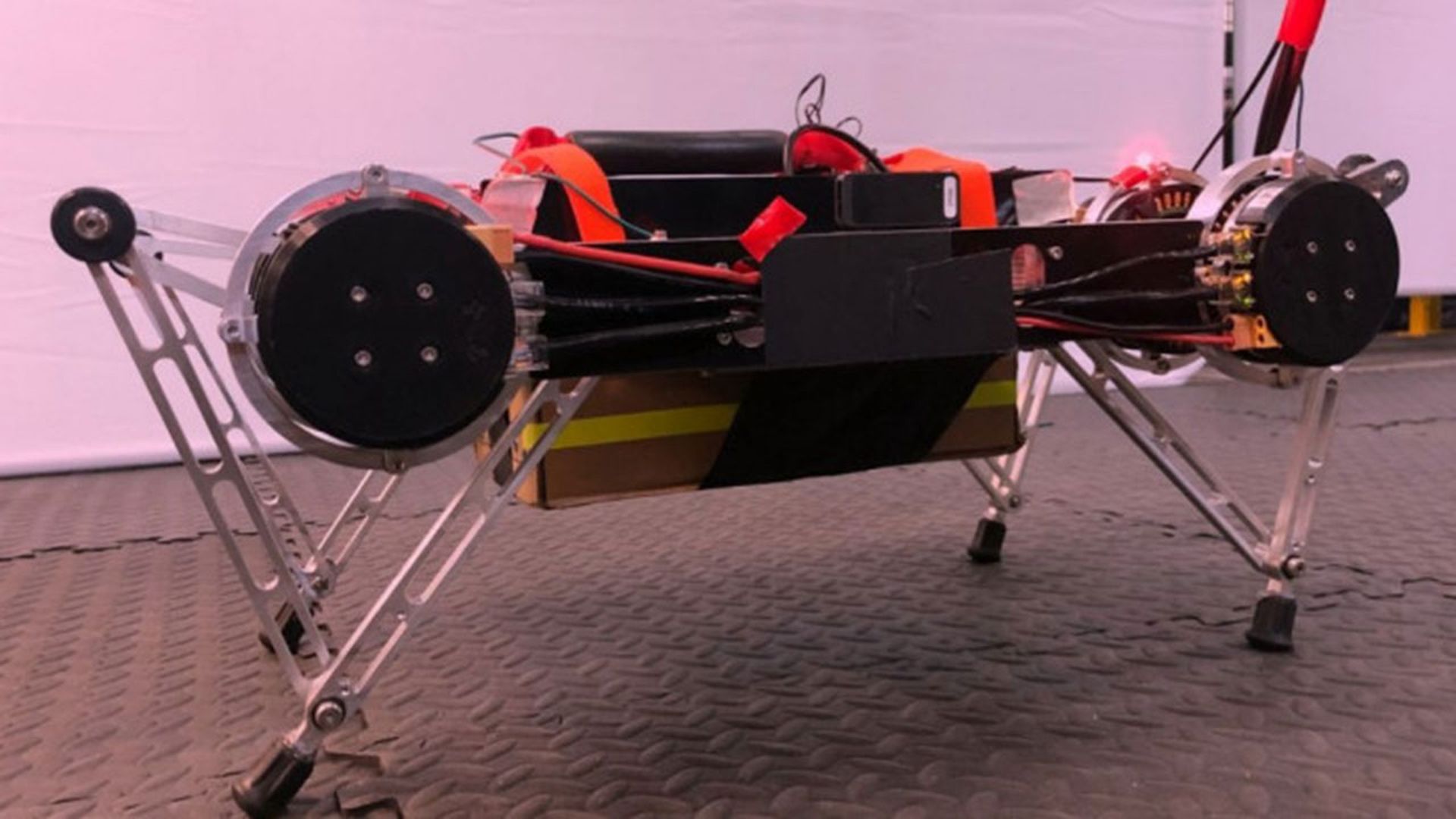 Google crea un robot que es capaz de aprender a caminar solo