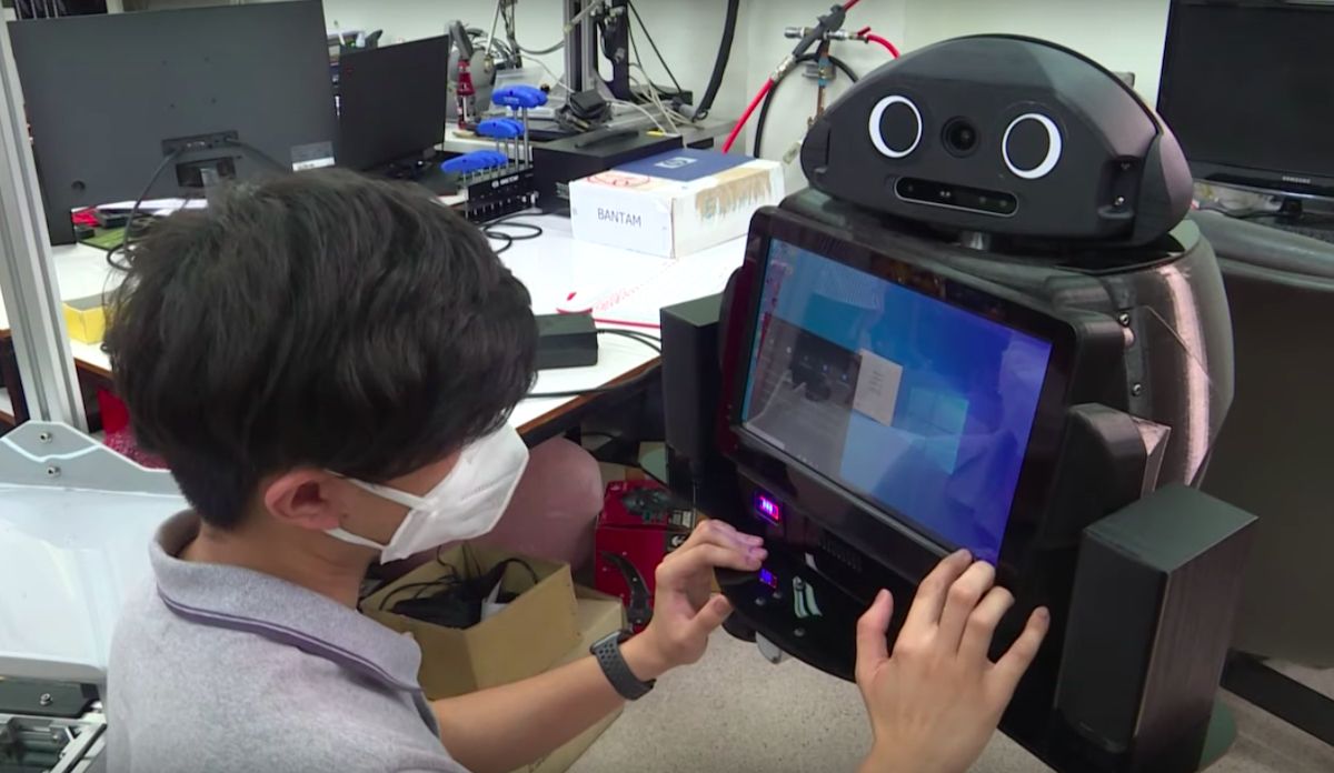 Ninja, el robot médico que lucha contra el coronavirus en Tailandia