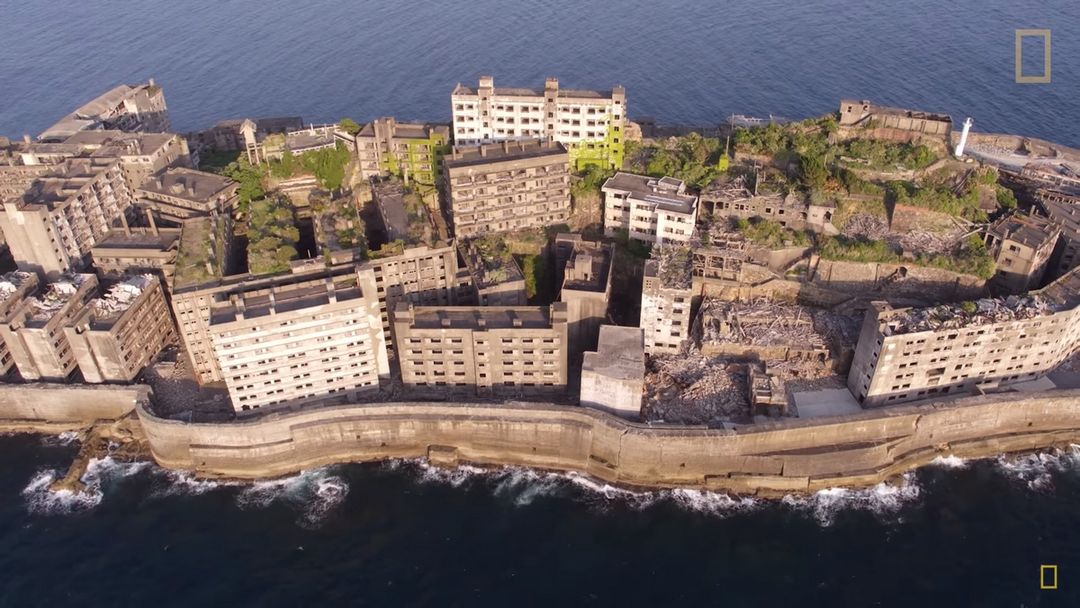 Hashima, la isla fantasma comprada por Mitsubishi que llegó a ser la ...