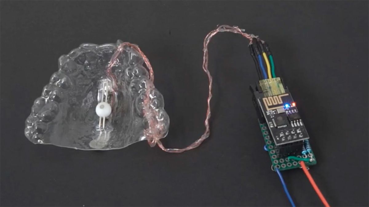 Un dispositivo que permite controlar el ordenador con la lengua