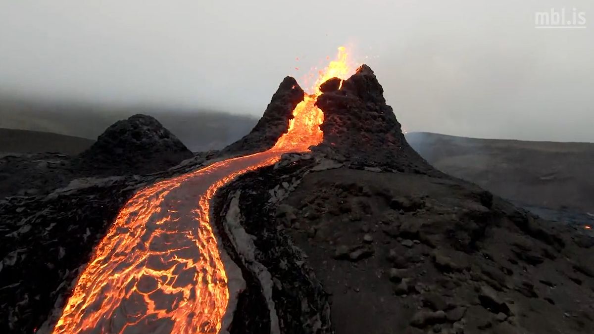 Un hipnótico viaje en drone hasta las entrañas del último volcán en ...