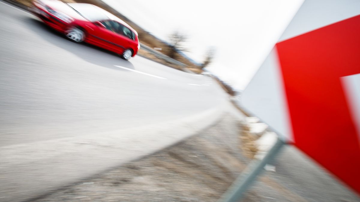 Así es cómo debes tomar una curva cerrada correctamente, según la DGT