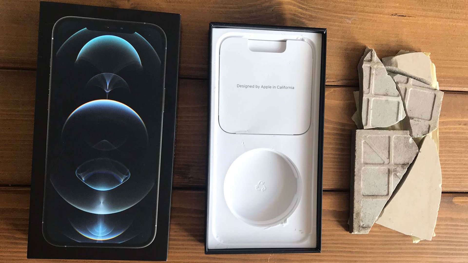 Compra un iPhone 12 Pro Max y recibe un azulejo roto en su interior