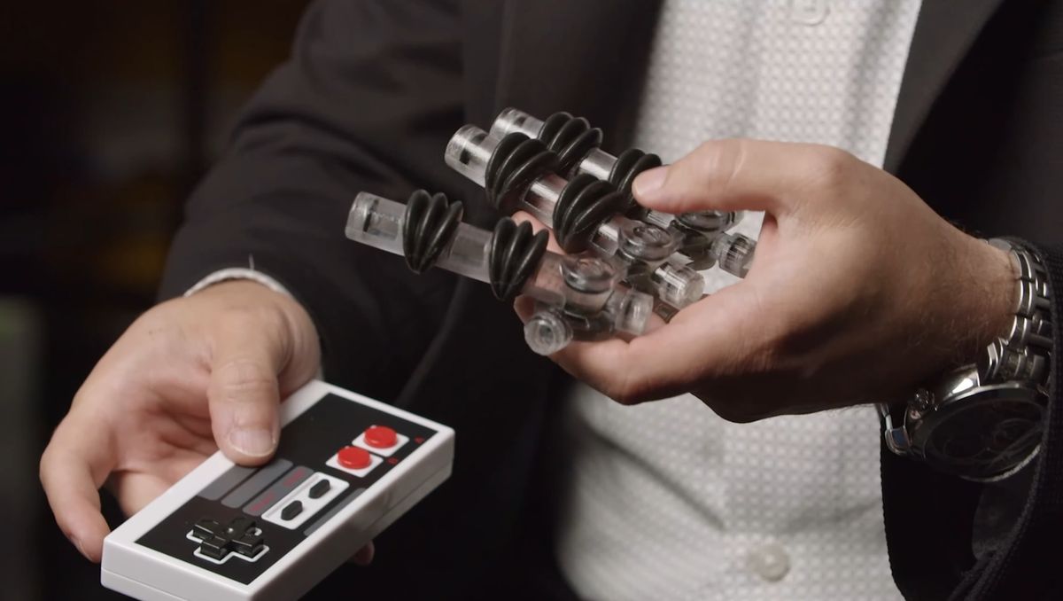 La mano robótica que te gana jugando al Mario Bros con tu mismo mando