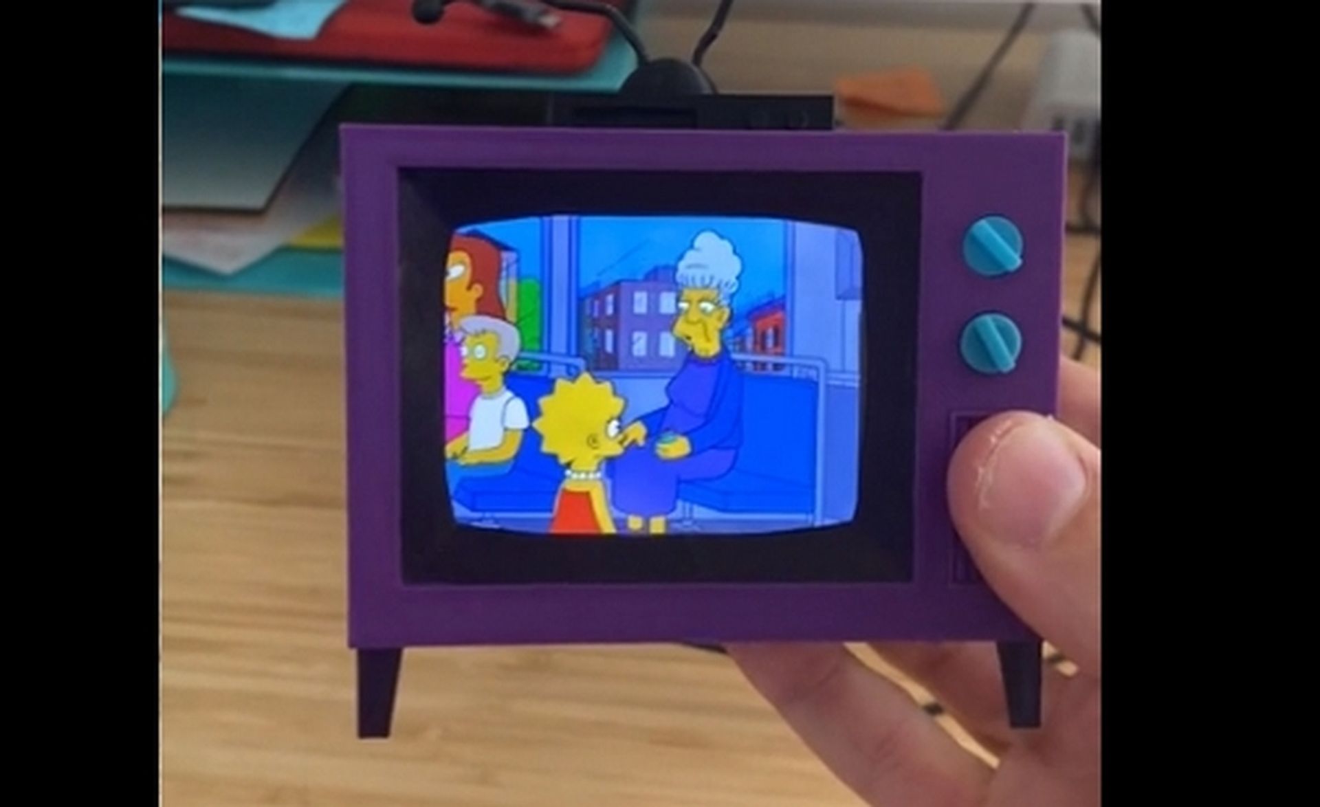 Esta réplica de la tele de Los Simpson emite un episodio al azar al ...