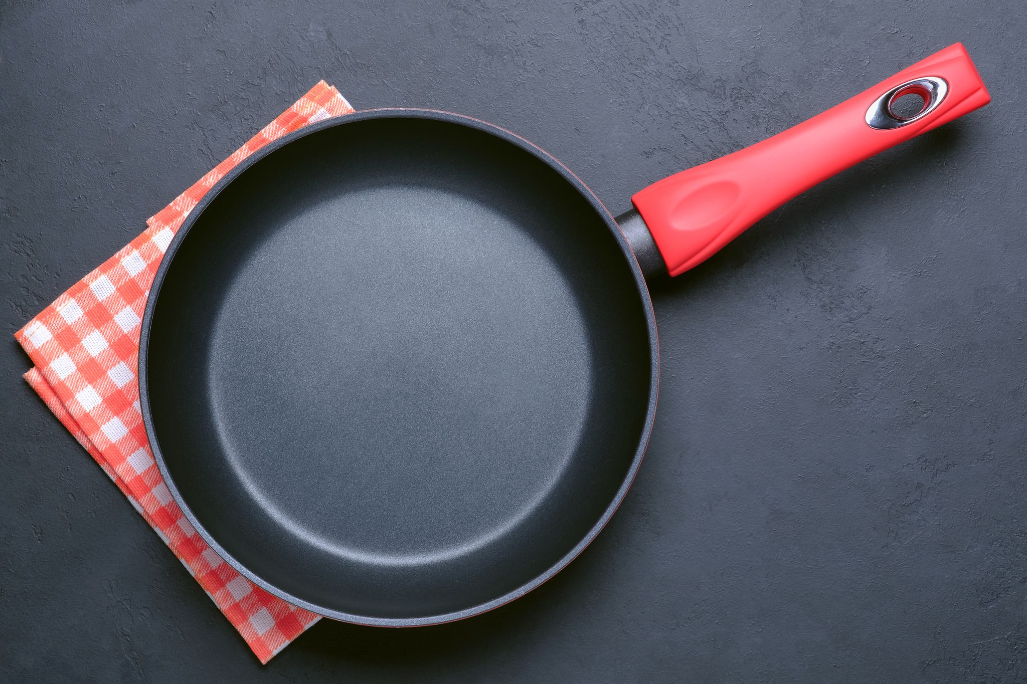 Trucos infalibles para limpiar una sartén antiadherente sin dañarla