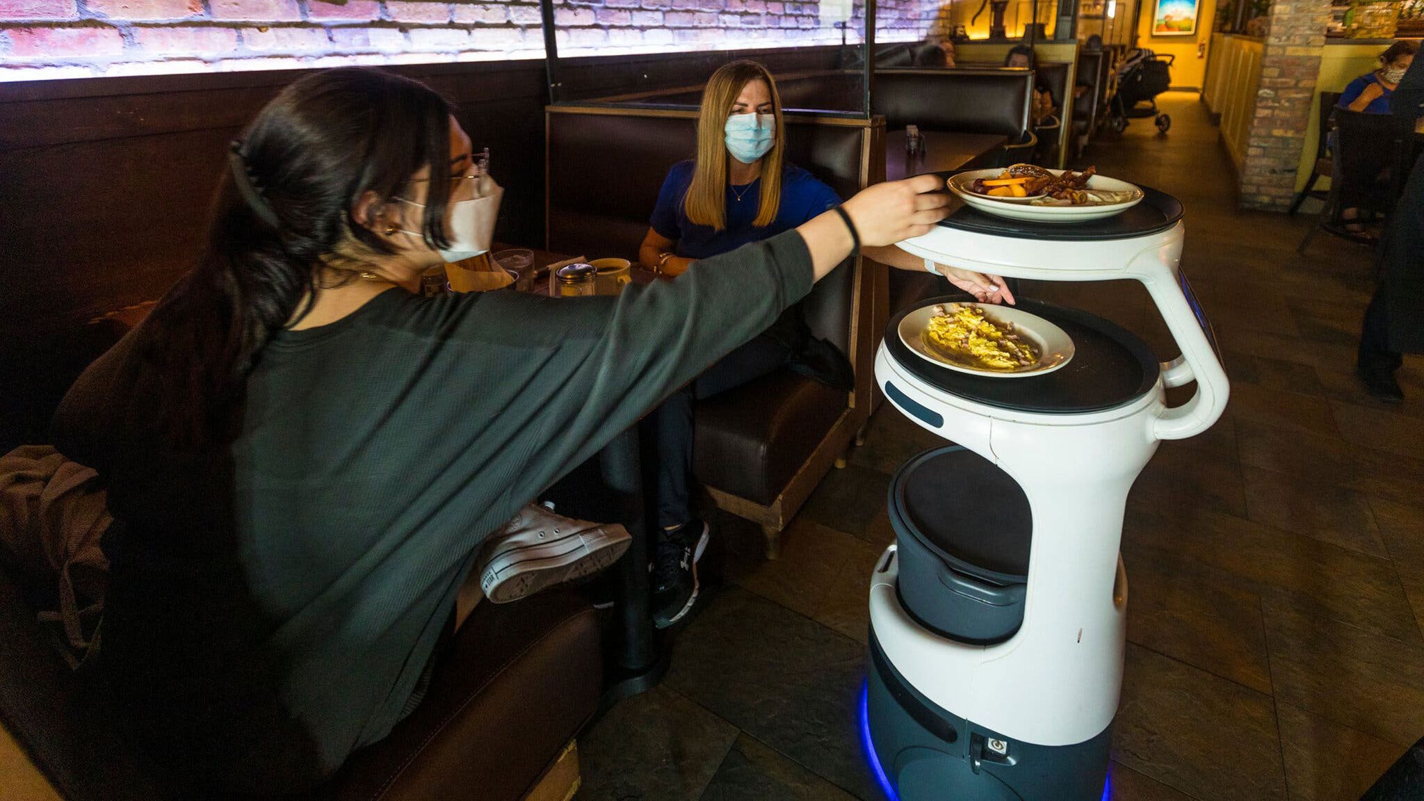 Esta cadena de restaurantes apuesta por robots y aumenta la ...