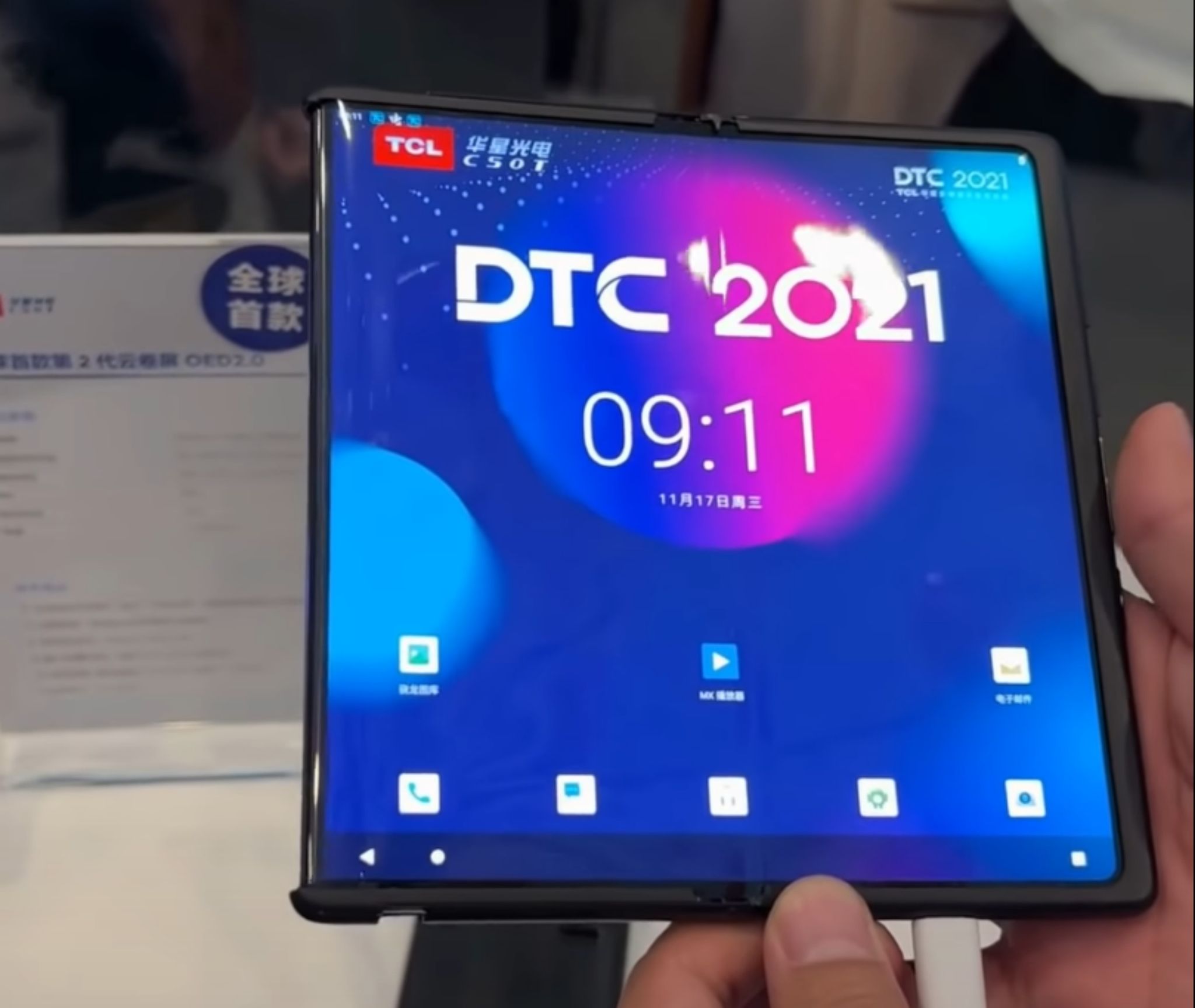TCL muestra su teléfono con pantalla enrollable, así es el TCL Fold and ...