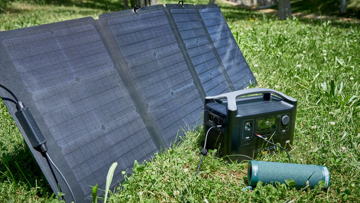 Este generador con panel solar incluido tiene un precio de locos: menos ...