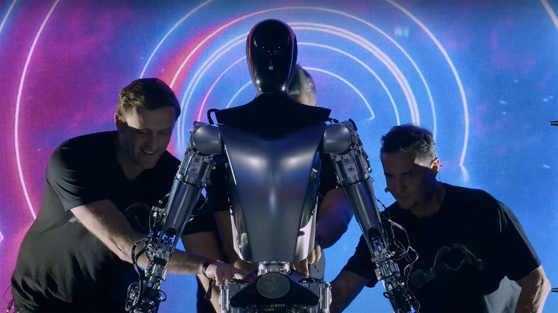 Este es el primer prototipo de Optimus, el robot humanoide de Tesla que ...