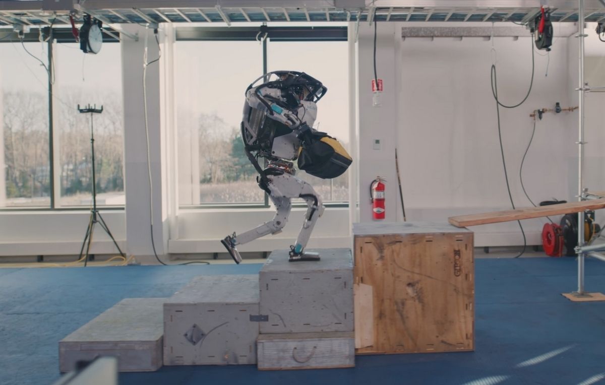 Atlas, el robot de Boston Dynamics, ya tiene manos, y sabe cómo ...