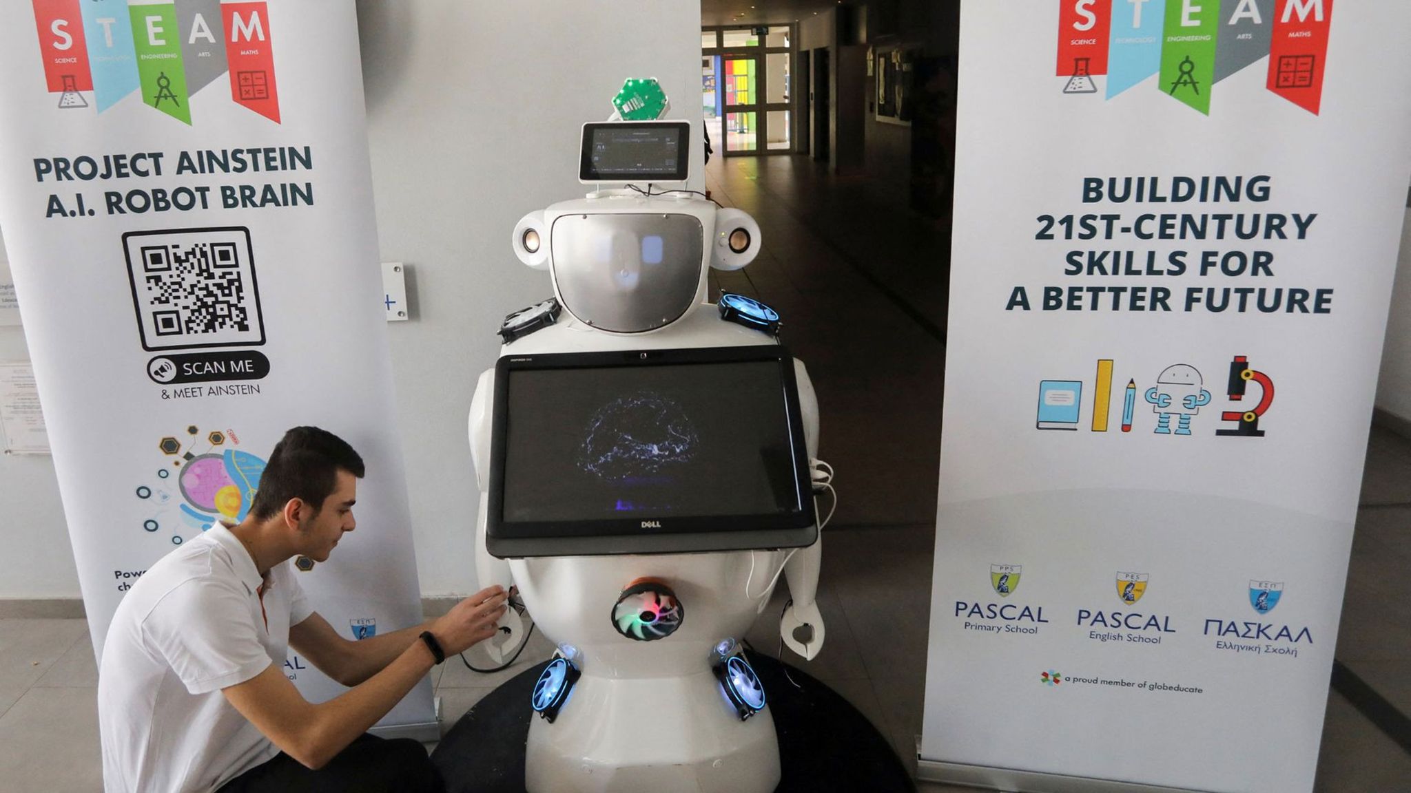 Estudiantes crean un robot profesor impulsado por ChatGPT que hace ...