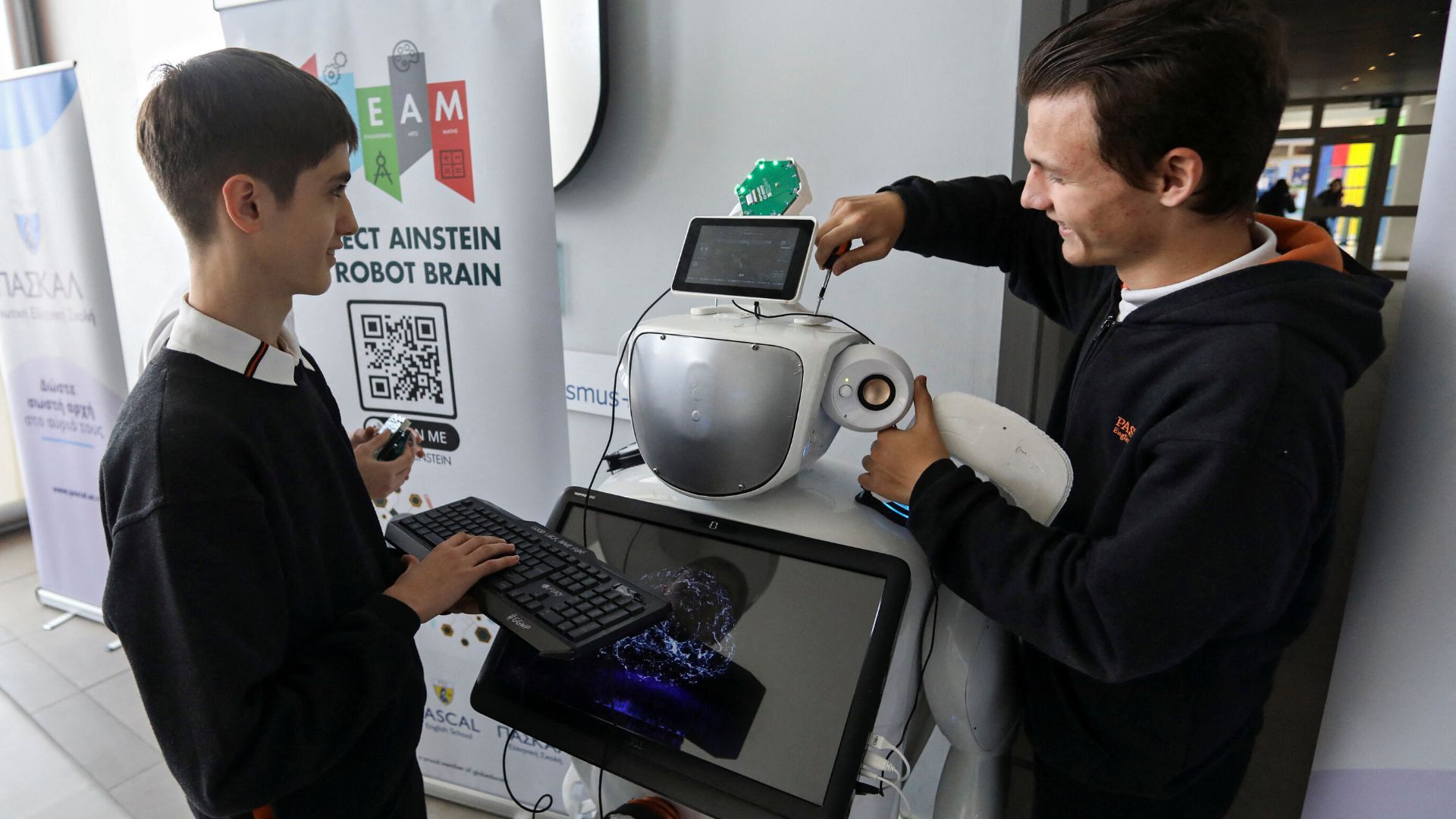 Estudiantes crean un robot profesor impulsado por ChatGPT que hace ...