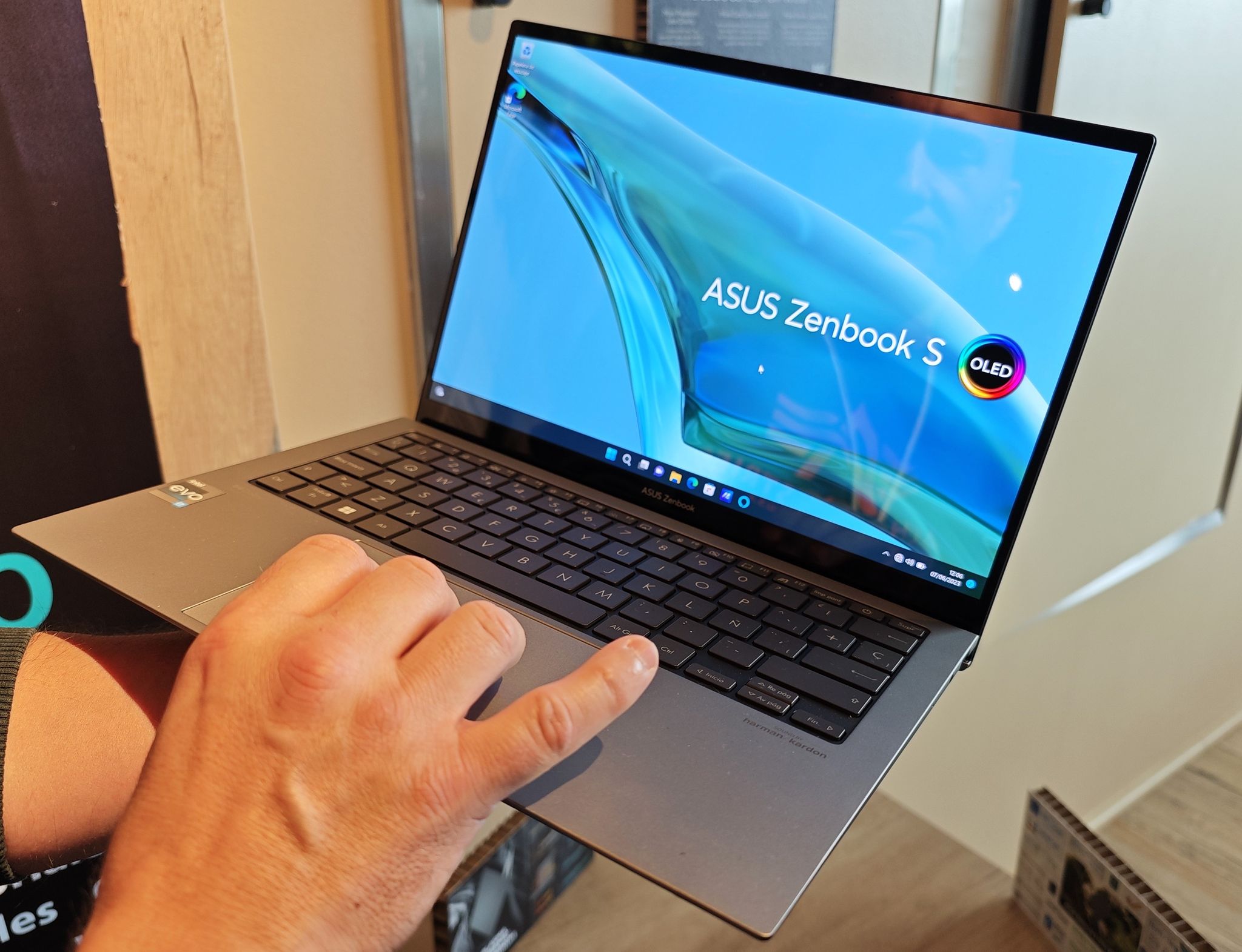 Pesa un kilogramo y cuenta con panel OLED: el Asus Zenbook S 13 OLED ...