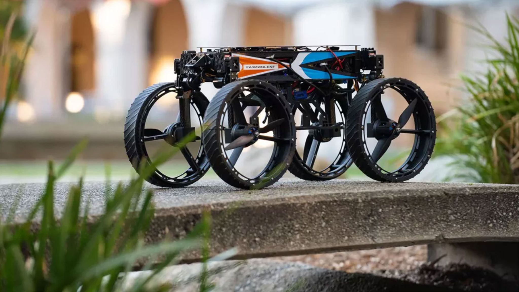 Este dron autónomo puede volar y rodar, y podría convertirse en el ...