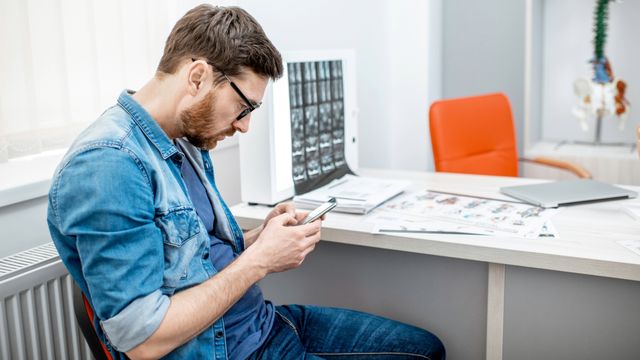 Qué es el phubbing: cuando el móvil es más importante que la gente que ...