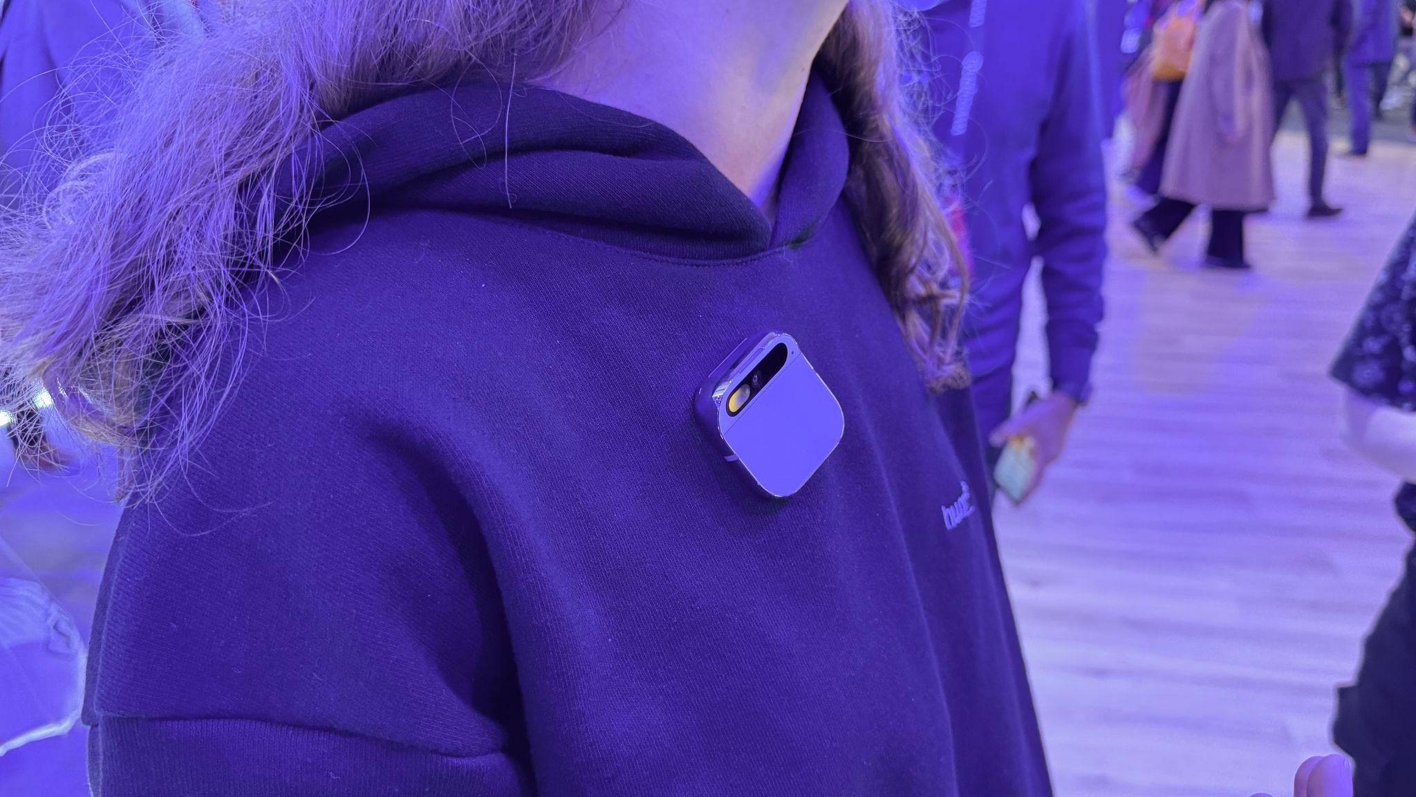 Humane AI Pin, el dispositivo que quiere poner fin a los móviles ...