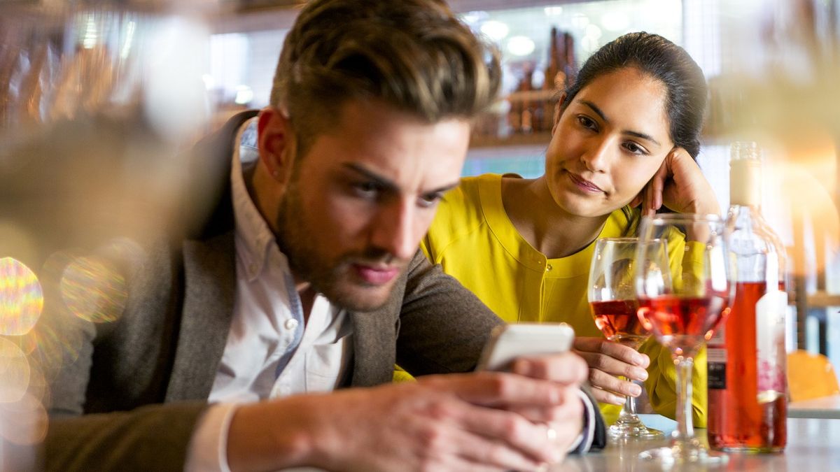 Qué es el phubbing: cuando el móvil es más importante que la gente que ...