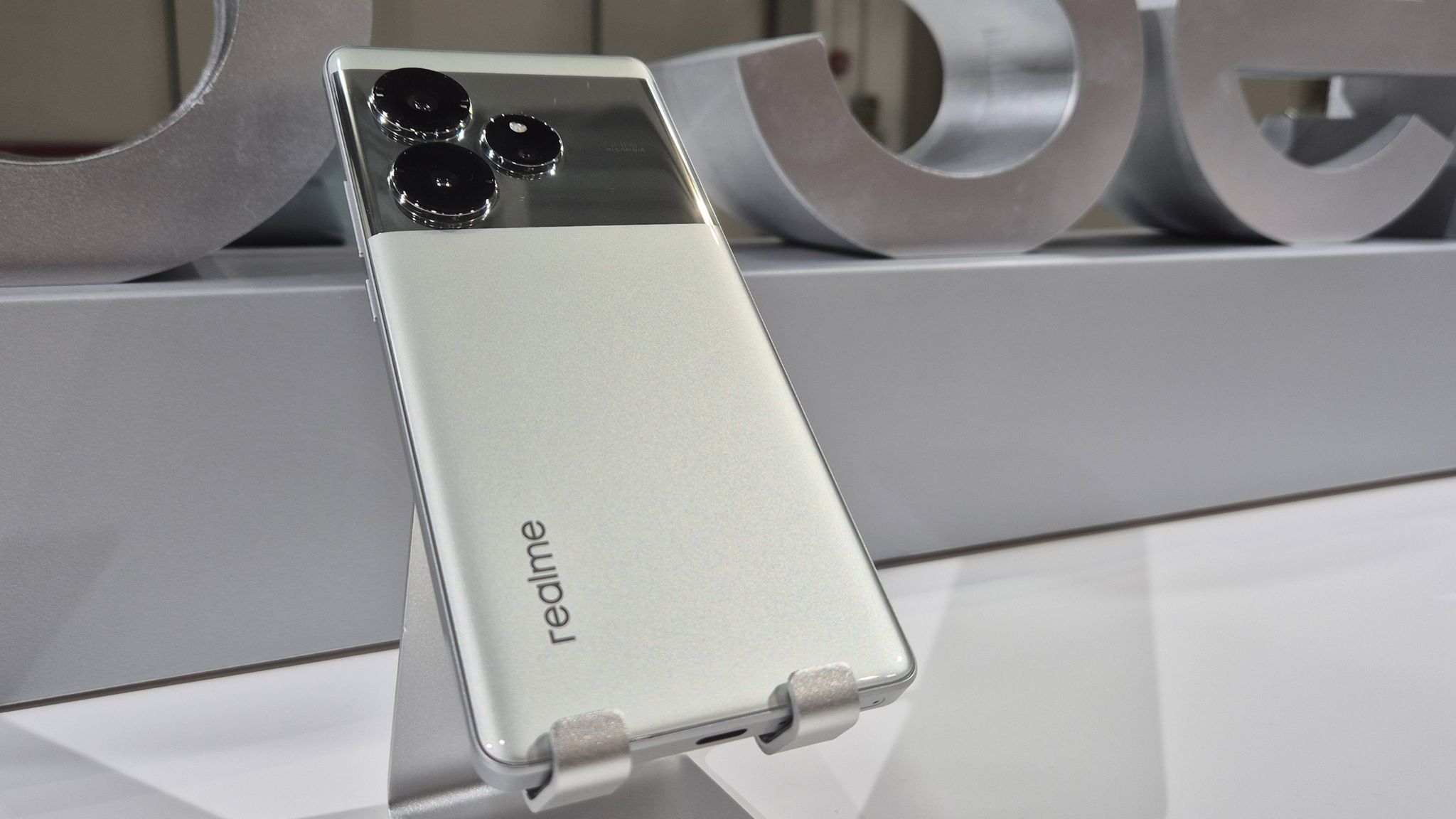 Este realme lo tiene todo, y a precio de locos: carga a 120W y un ...