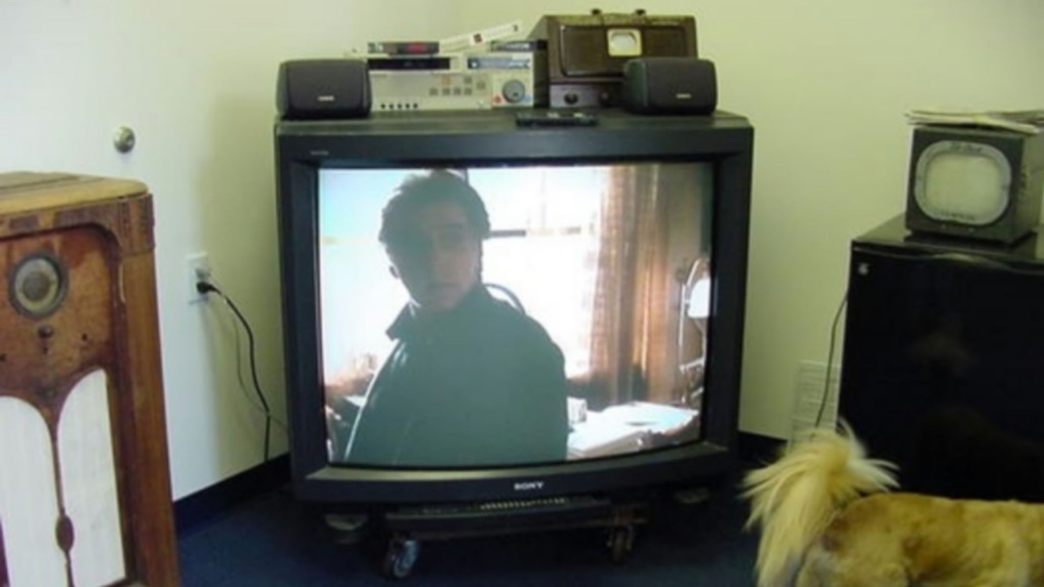 Sony presentó hace 35 años el televisor CRT más grande de la historia: 43 pulgadas, más de 200 ...