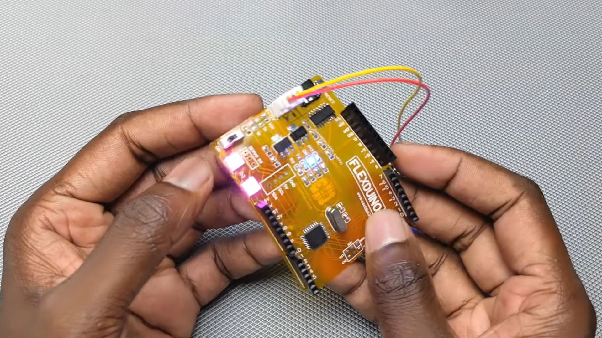 Flexduino, la versión de Arduino que se dobla y flexiona que reta a Raspberry Pi