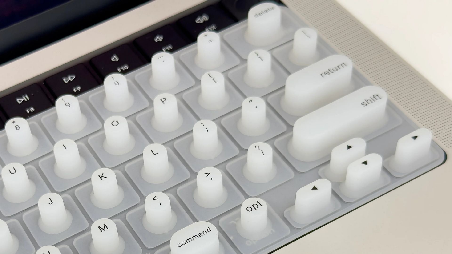 Tippy Type, la cubierta de teclado para quienes tienen las uñas muy largas