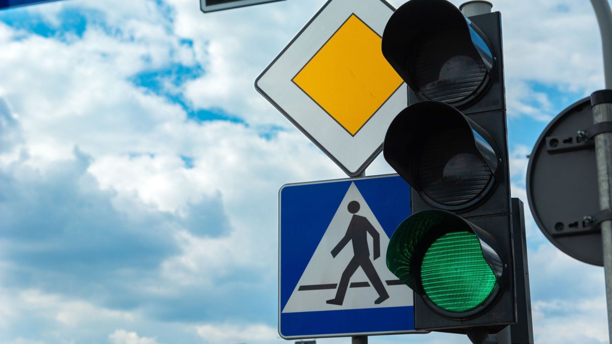 Llega el color blanco a los semáforos: ¿qué significa la cuarta luz?