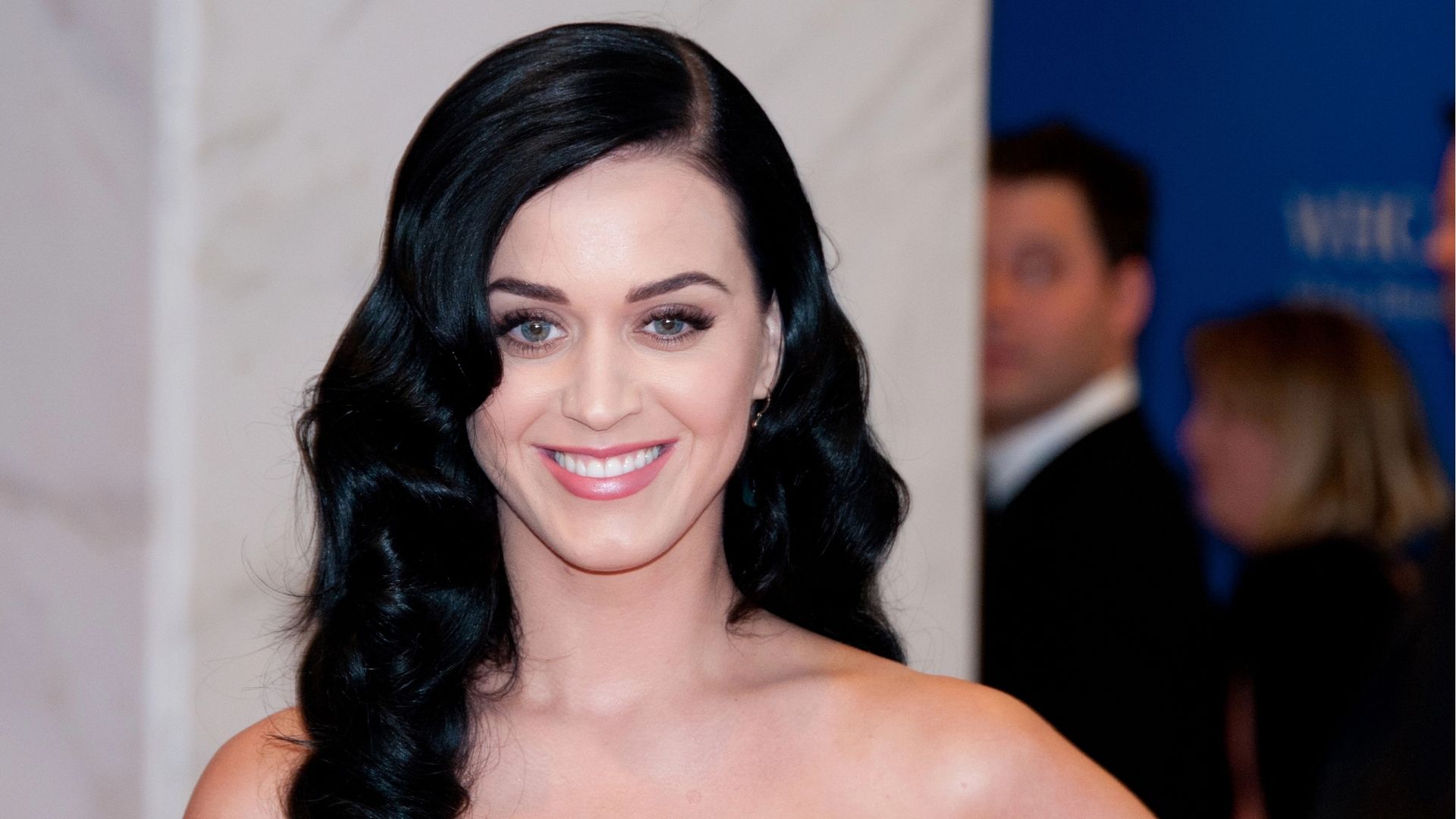 La cantante Katy Perry y la pareja de Jeff Bezos se van al espacio en la primera misión solo con ...
