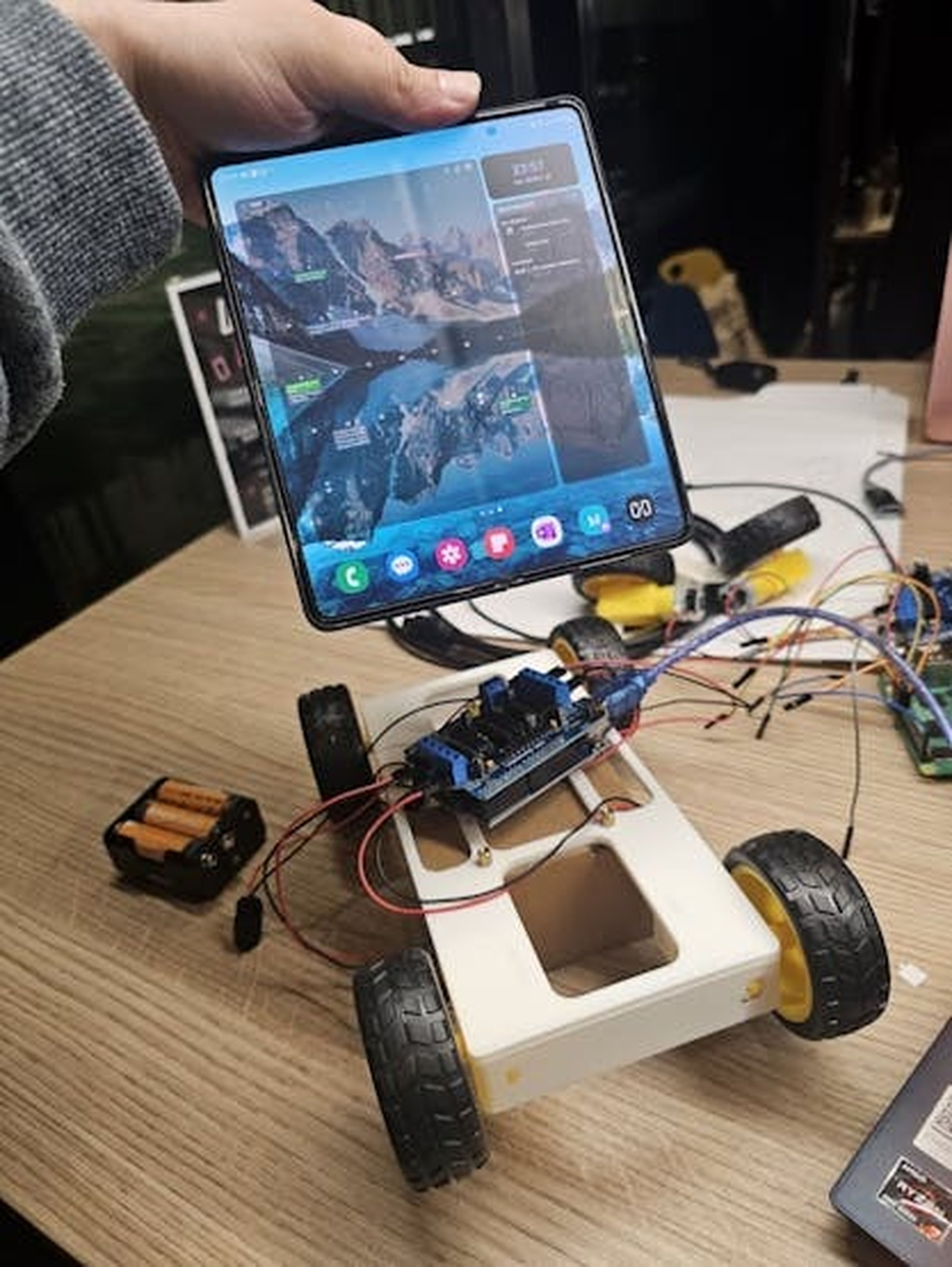 Crean un robot "mayordomo" con una Raspberry Pi que busca herramientas