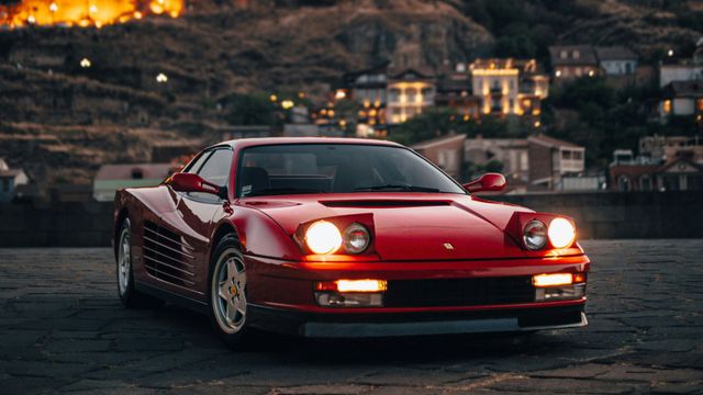 Ponen el motor de un Tesla en un Ferrari Testarossa para crear el coche ...