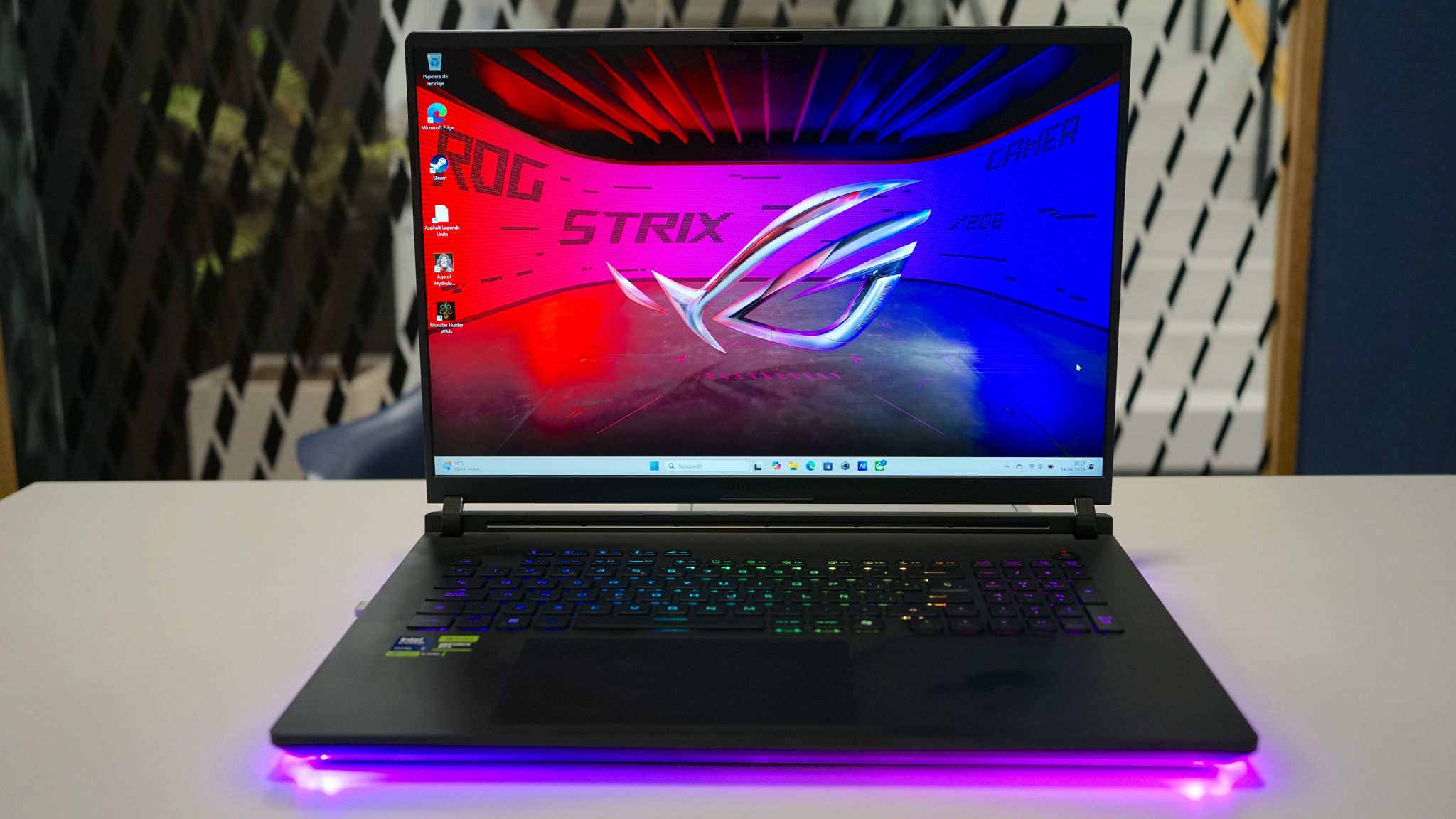 El Asus ROG Strix Scar 18 es una bestia de luces y de potencia a la que ...