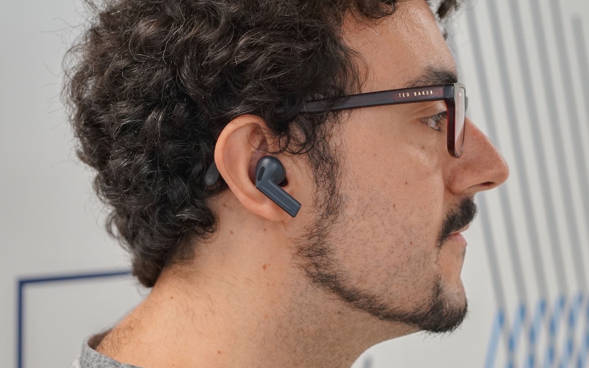 Ni son pesados ni se resbalan: los Moto Buds Loop son los auriculares ...