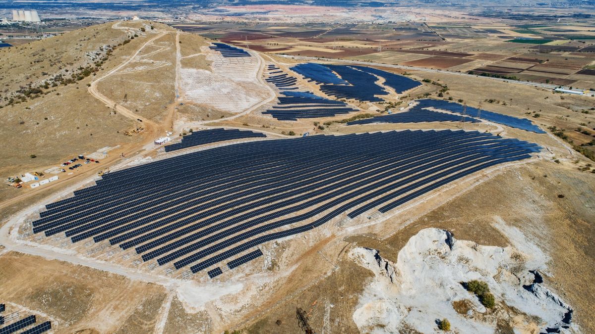 Apple abre un parque solar en España y anuncia otros en Europa, con un ...